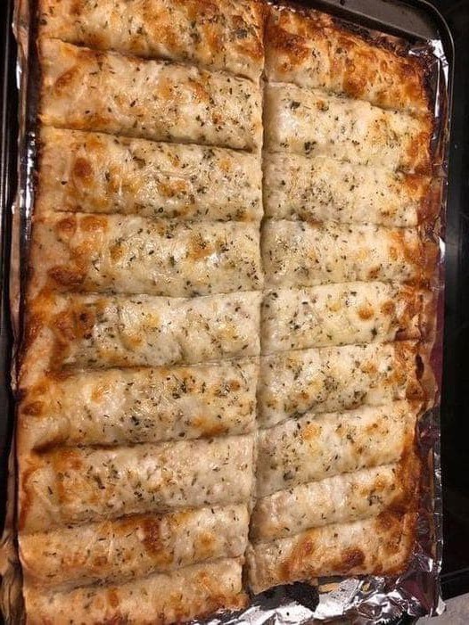 Homemade Garlic and Cheese Breadsticks Recipe - CYSSERO