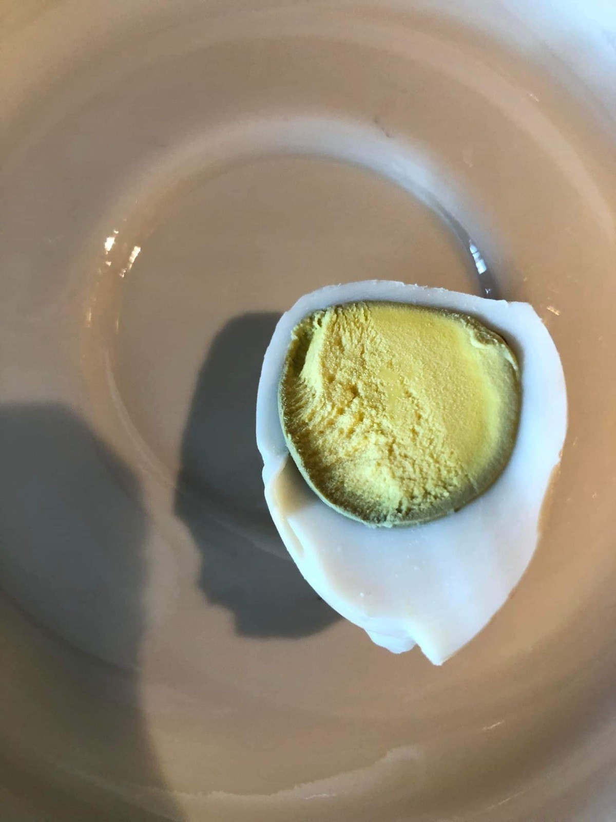 Why are boiled egg yolks green and what can you do about it - CYSSERO
