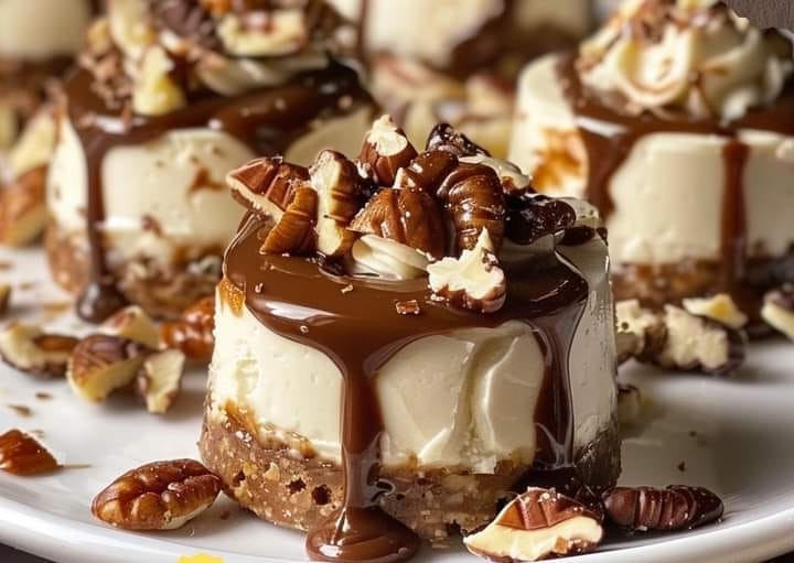 Mini Cheesecakes with Pecans and Caramel Drizzle - CYSSERO
