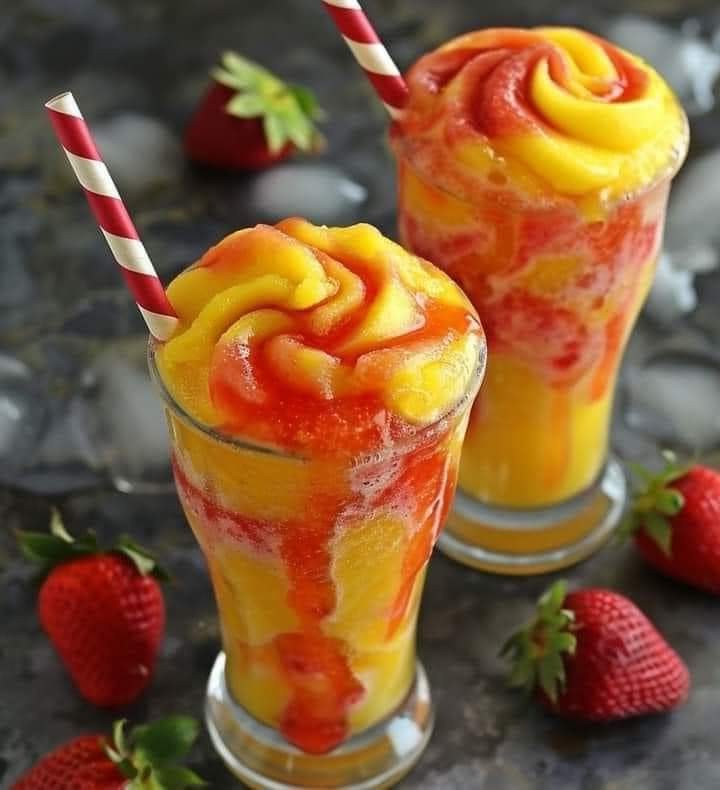 Strawberry-Mango Swirl Smoothie - CYSSERO