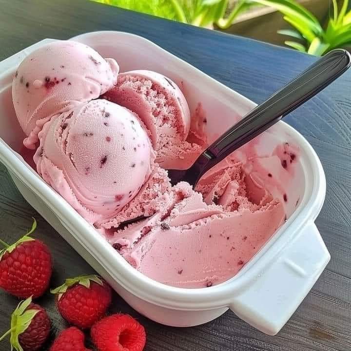 How to Make Creamy Homemade Raspberry Ice Cream - CYSSERO