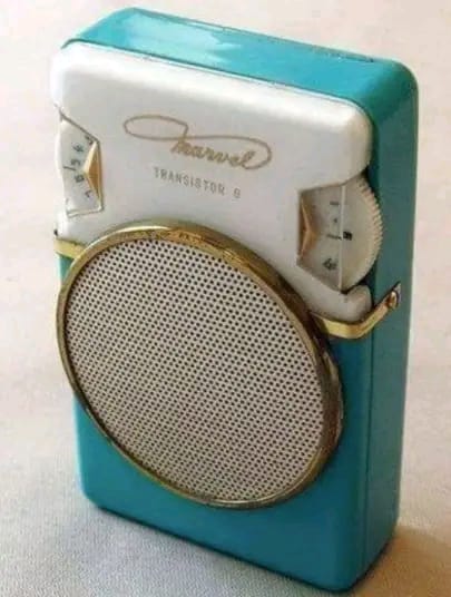 A Retro Journey: The Marvel of the Vintage Transistor Radio - CYSSERO