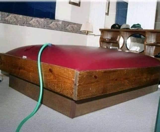 The Waterbed Revolution: A Retro Icon of Comfort and Style - CYSSERO