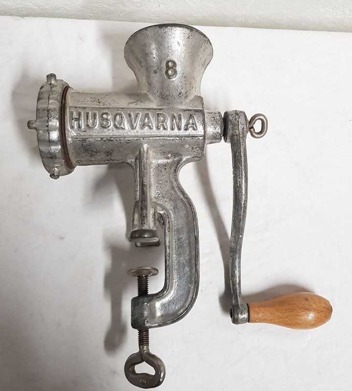 the-husqvarna-8-meat-grinder-a-timeless-tool-for-home-cooks - CYSSERO