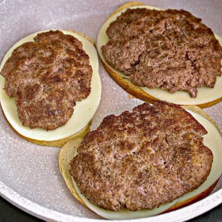 Cheeseburger Open-Faced Sandwich - CYSSERO