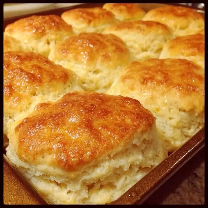 Fluffy Golden Butter Biscuits (Homemade Buttermilk Biscuits) - CYSSERO
