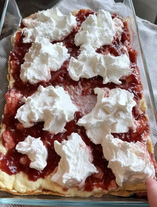 Strawberry Cream Layered Dessert - CYSSERO