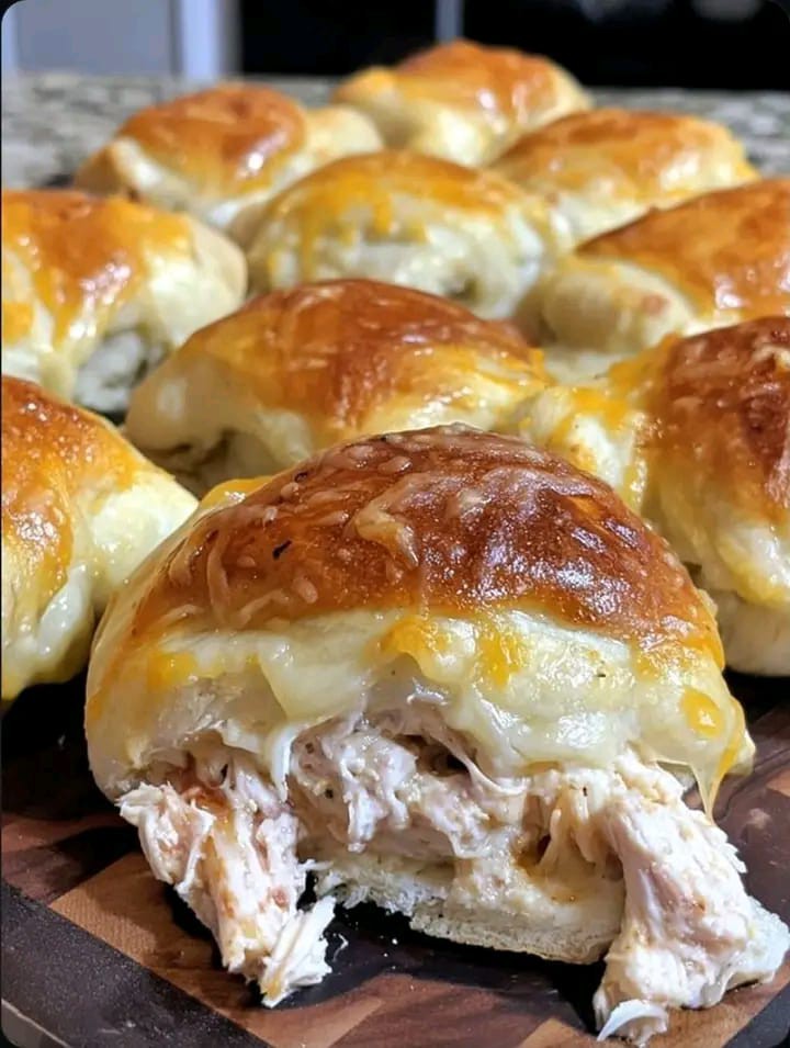 Creamy Cheesy Chicken Sliders - CYSSERO